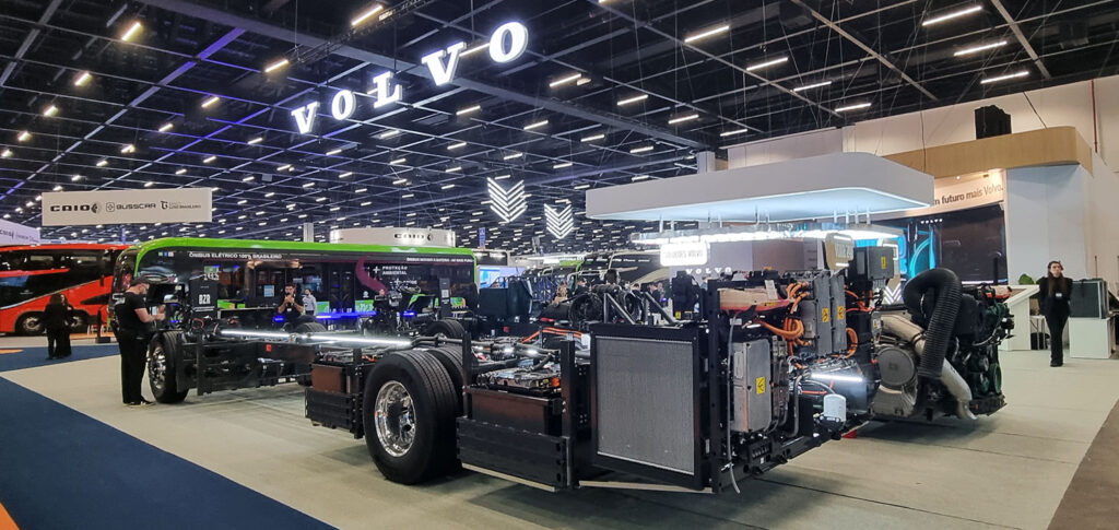 LAT BUS 2024: Volvo presentó el BZR, un chasis de autobús eléctrico ...